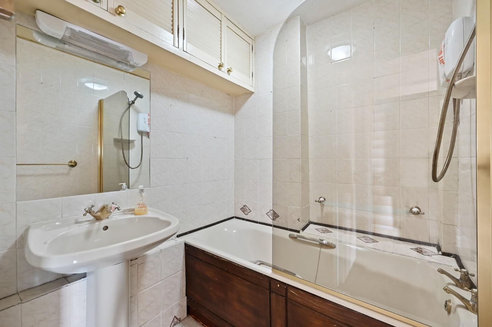 2 Bedroom Flat For Sale in Green Vale, Ealing, W5 – Rolfe East